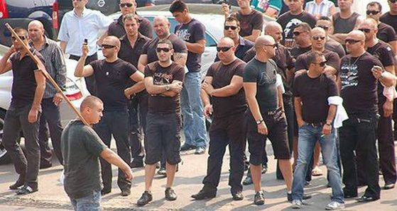 Membrii unui clan de interlopi din Ploieşti, lăsaţi în libertate deşi ...