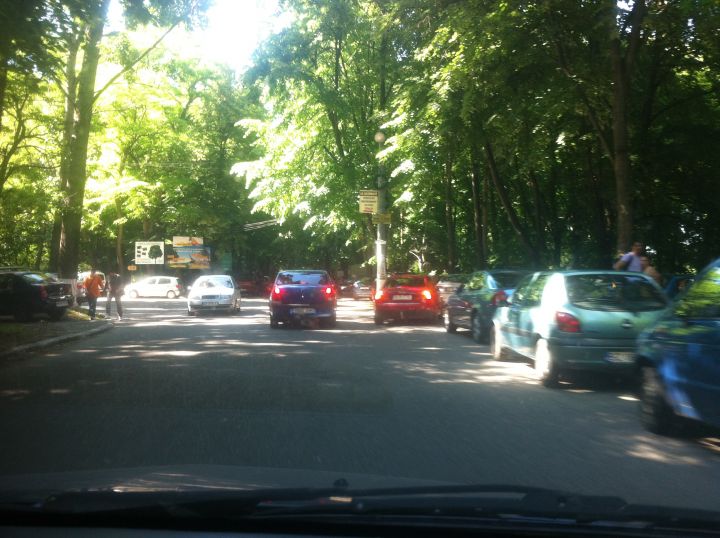 Cum a arătat strada spre Parcul Bucov în weekend - Observatorul Prahovean