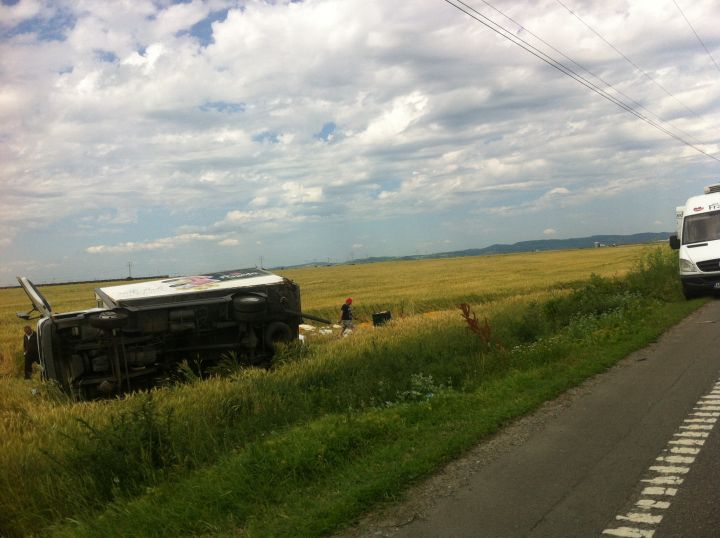 Imagini de la accidentul de pe DN1. O mașină cu pui s-a răsturnat pe ...