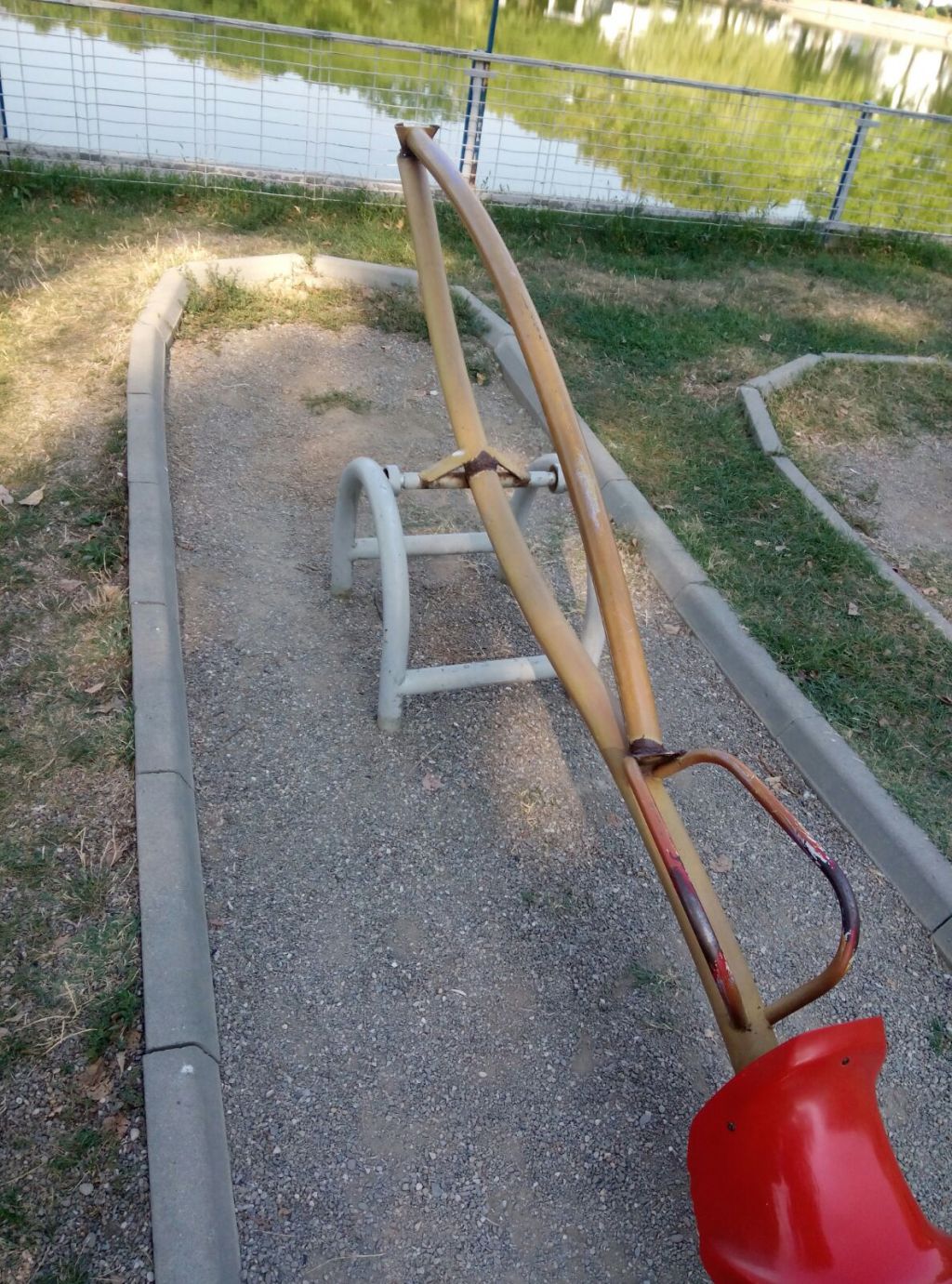 Balansoareale de la Sala Sporturilor cărate la fier vechi ...