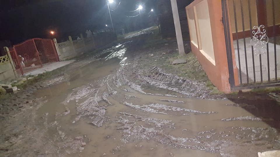 Inundații sinistre în Prahova. Apa din cimitir inundă gospodăriile ...