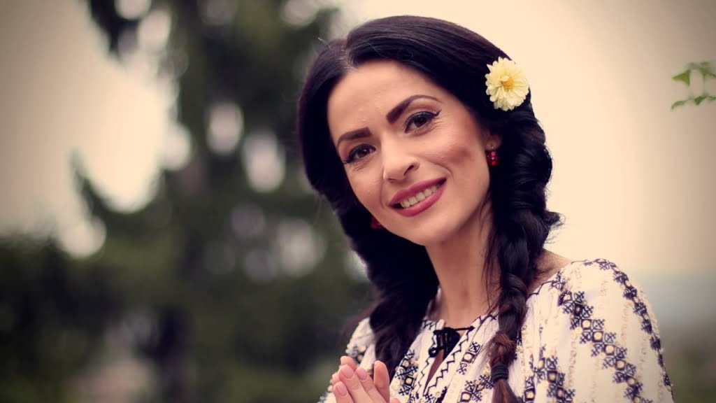 Cea mai frumoasă solistă de muzică populară din Ploiești, vedetă la Pro ...