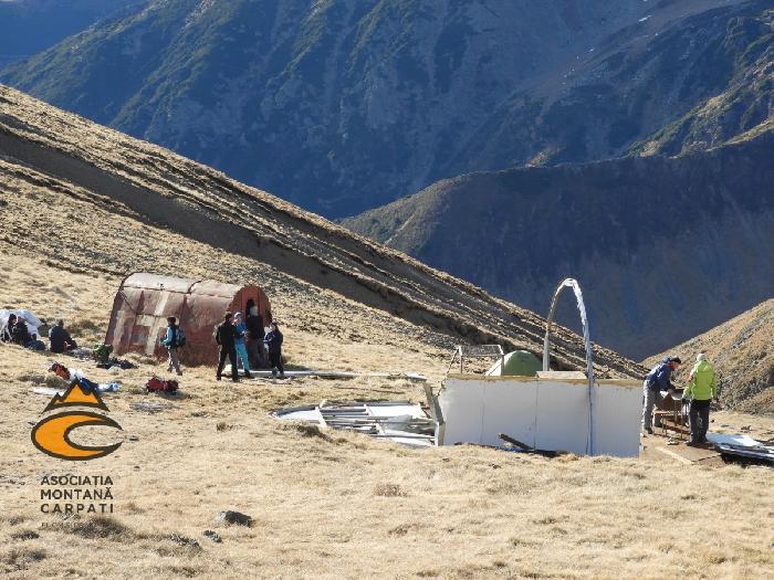 Voluntarii care transformă muntele într-un loc sigur pentru turiști ...