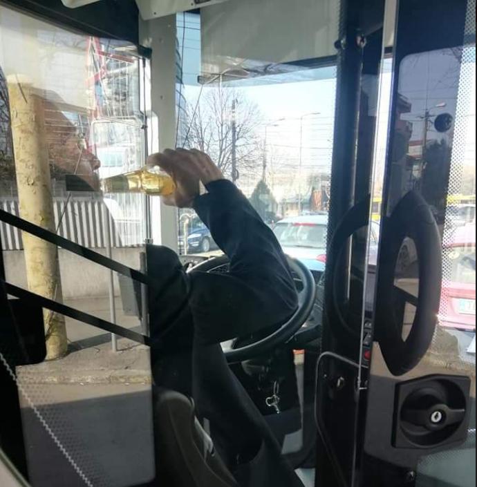 Un șofer de autobuz din Constanța a fost fotografiat în timp ce bea ...