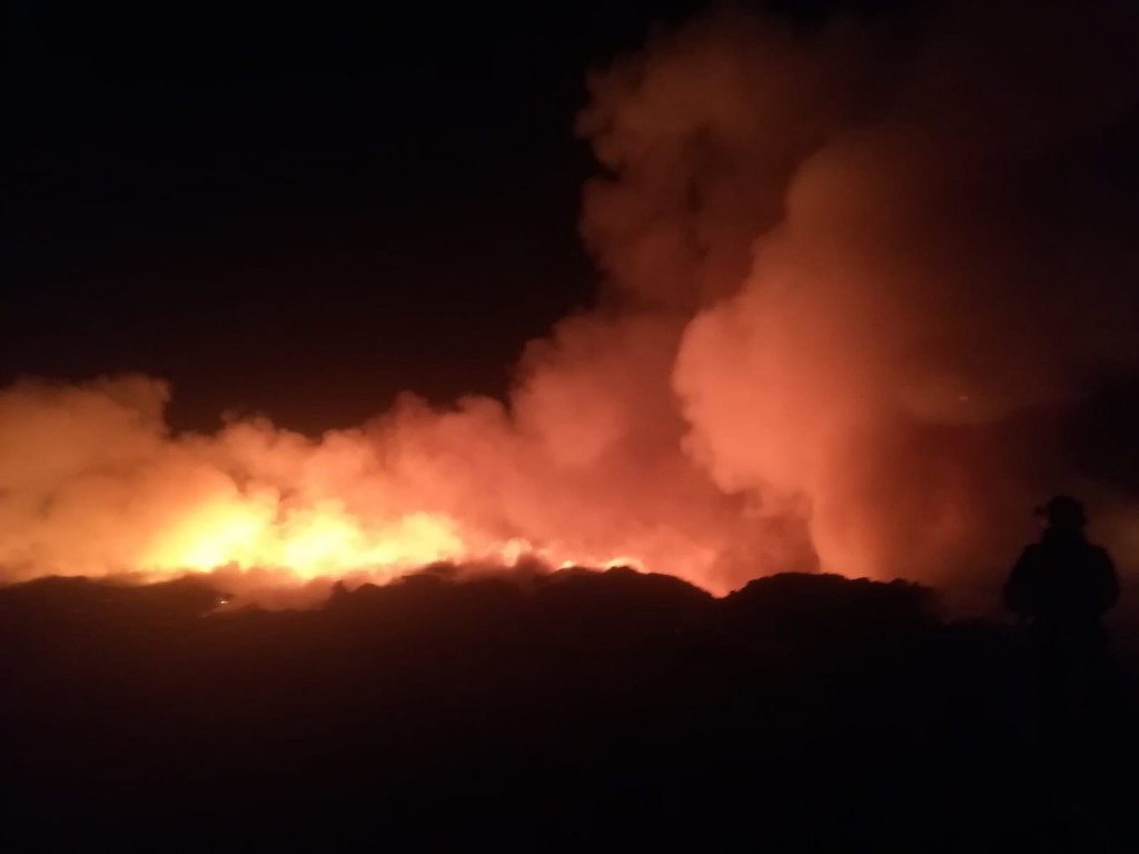 Aer otrăvit la Băicoi. A ars groapa de gunoi. FOTO - Observatorul Prahovean