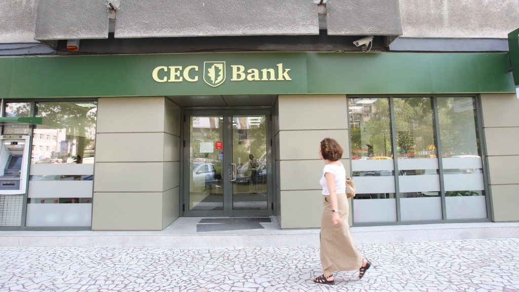 Aventura unui client la CEC. Ce a pățit pentru o clauză care costa un ...