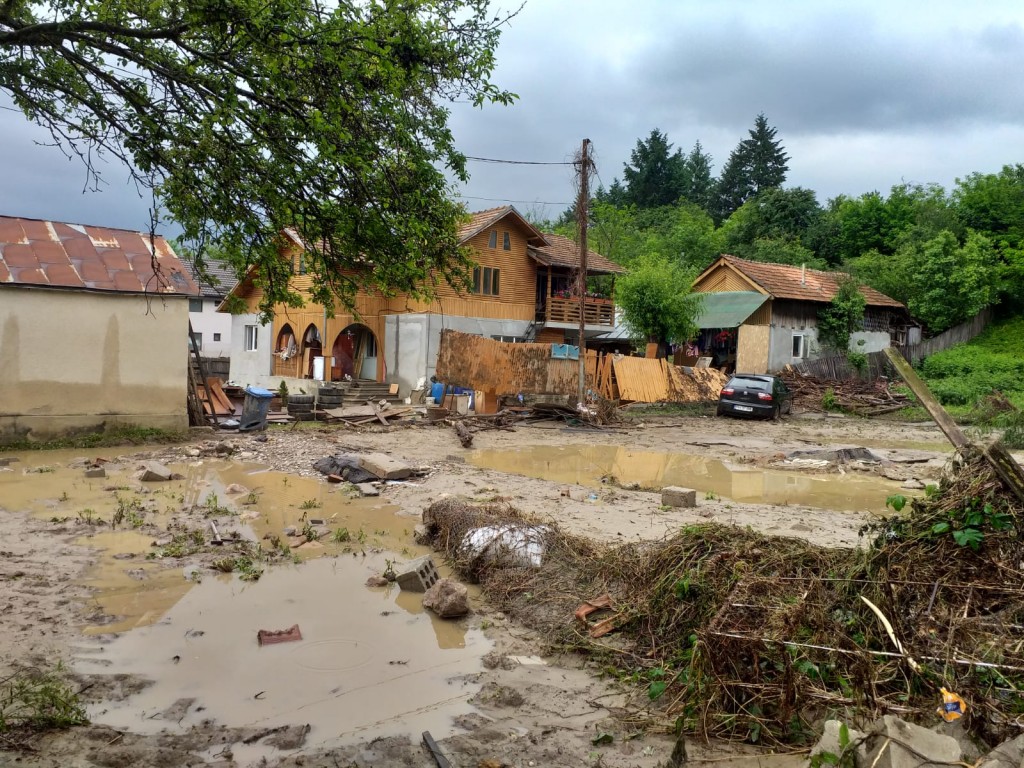 Cum arată localitățile Lapoș și Lăpoșel după viitură. „M-am refugiat în ...