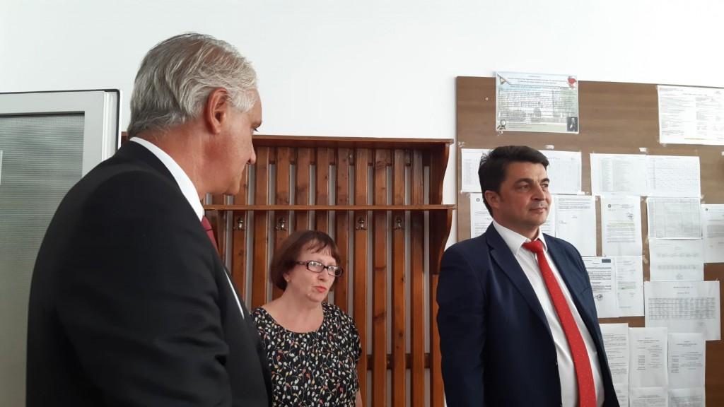 Ministrul Educației, Daniel Breaz, s-a plimbat pe la câteva școli din ...
