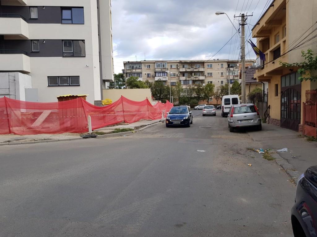 În timp ce face dosare penale unor copii pentru desene pe asfalt ...