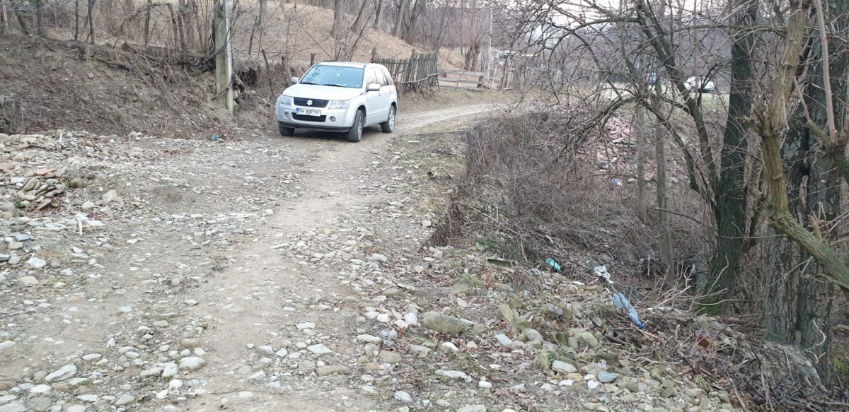 Alunecări de teren la Măneciu. Pământul a început, din nou, să o ia la ...