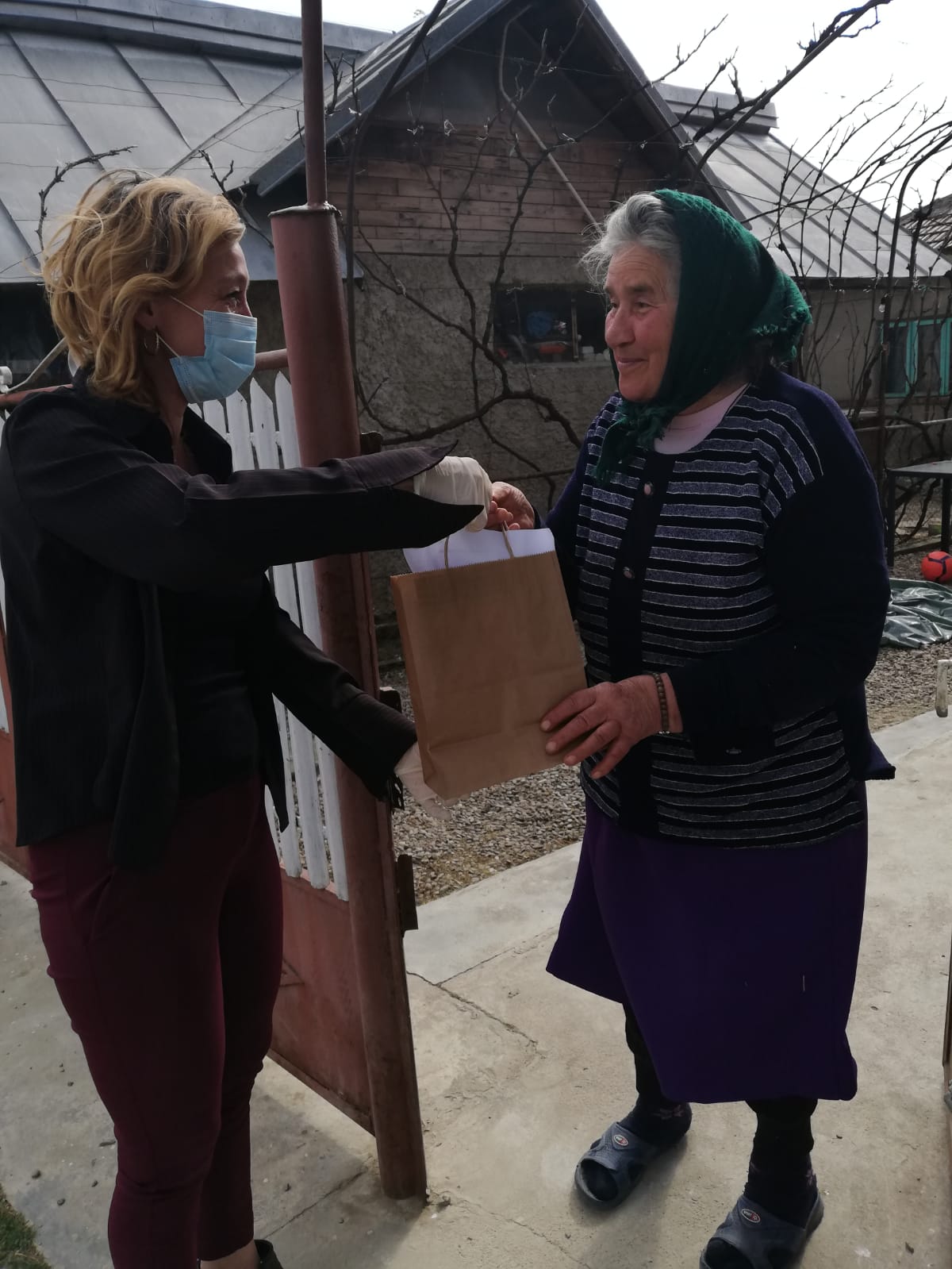 Primăria Râfov a început distribuirea de măști și mănuși de protecție ...