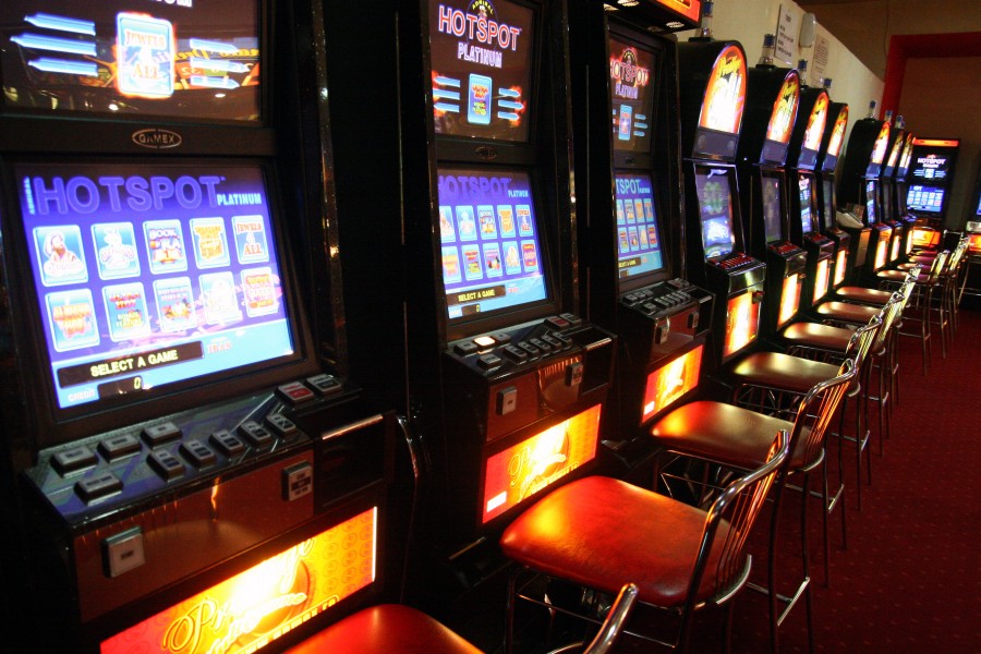 Doi tineri au pierdut 19.000 de lei la păcănele. Aceștia au înscenat o ...