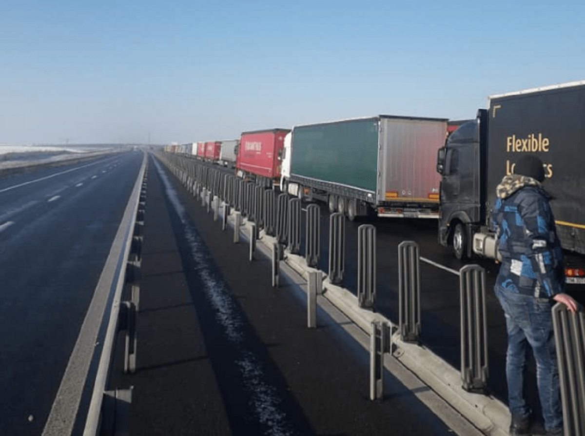 Coadă de TIR-uri de 12 kilometri la Nădlac, la ieșirea din țară ...