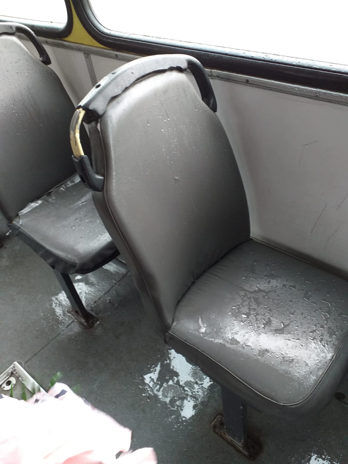 Ploua infernal...într-un Ikarus de pe traseul 30 din Ploiești - FOTO ...