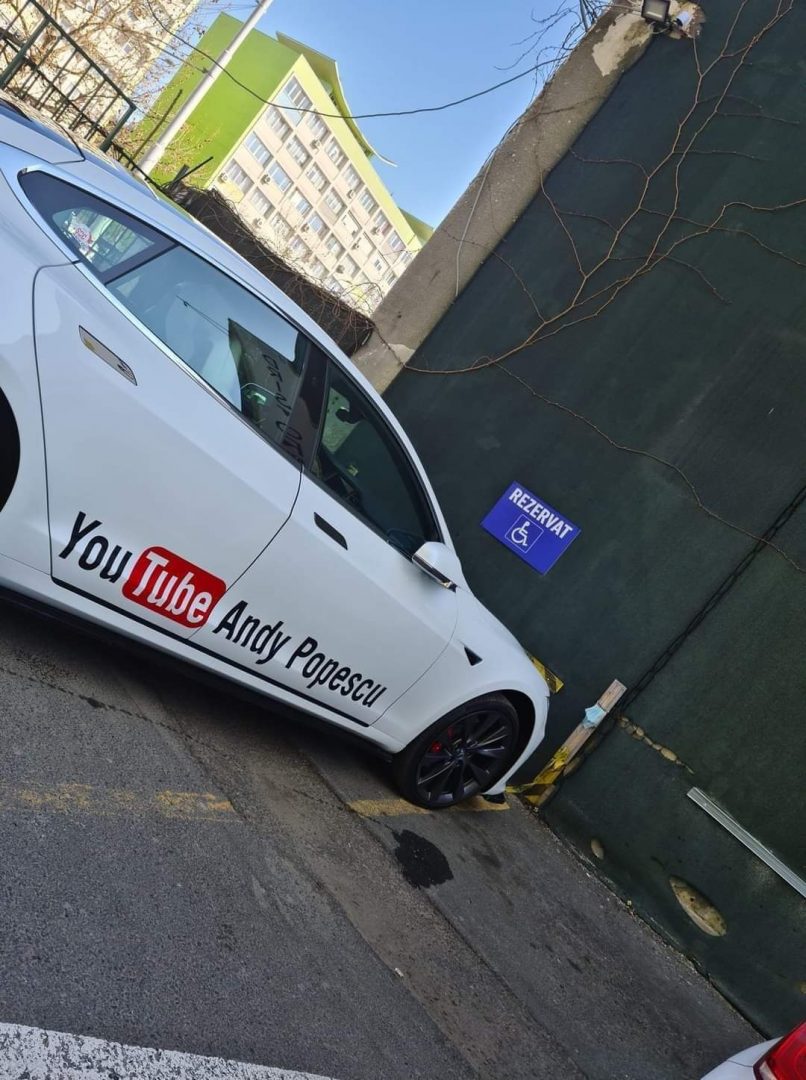 Vloggerul Andy Popescu, ironizat după ce a parcat pe un loc rezervat ...