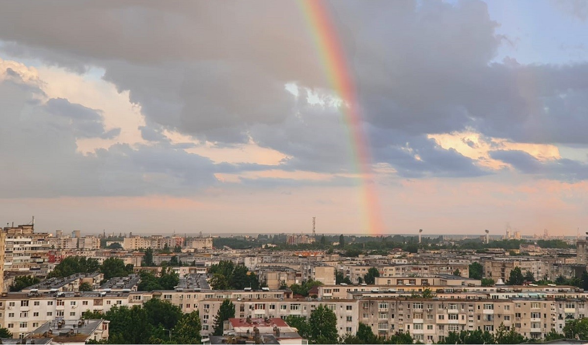 Imagini spectaculoase cu un curcubeu, surprinse, vineri seară, în zona ...