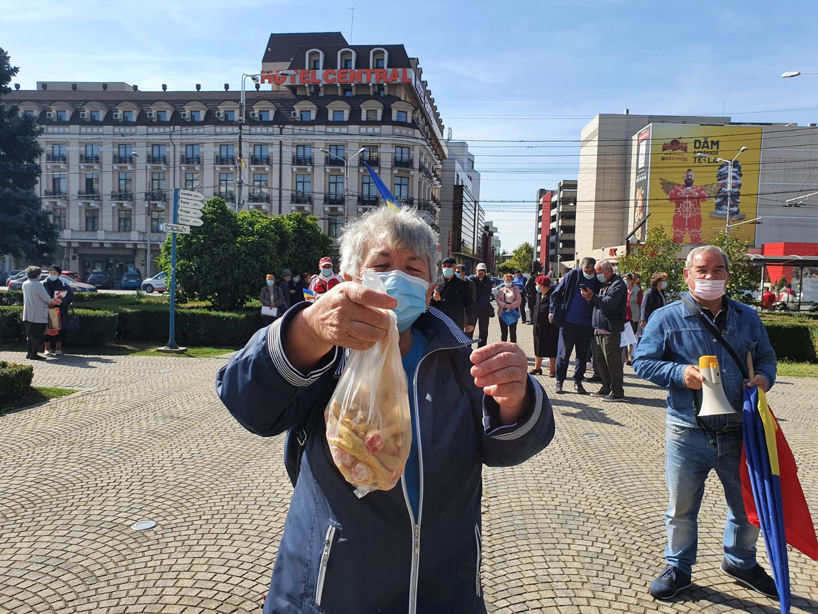 VIDEO: ”Gheare de pui, asta e hrana pensionarilor!” Protest al unei ...