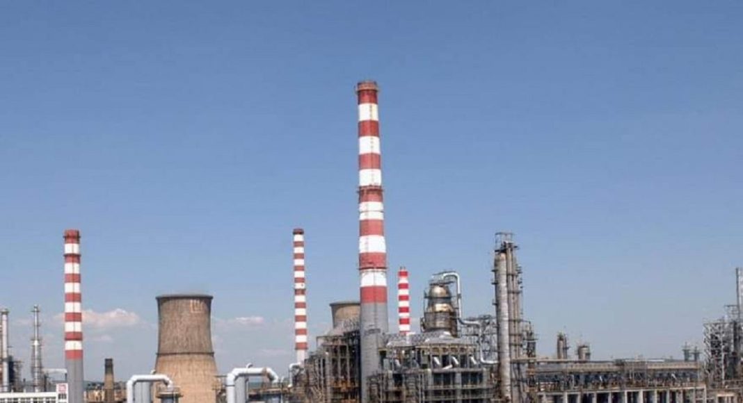 Lukoil anunță că vinde rafinăria din Ploiești și activele ...
