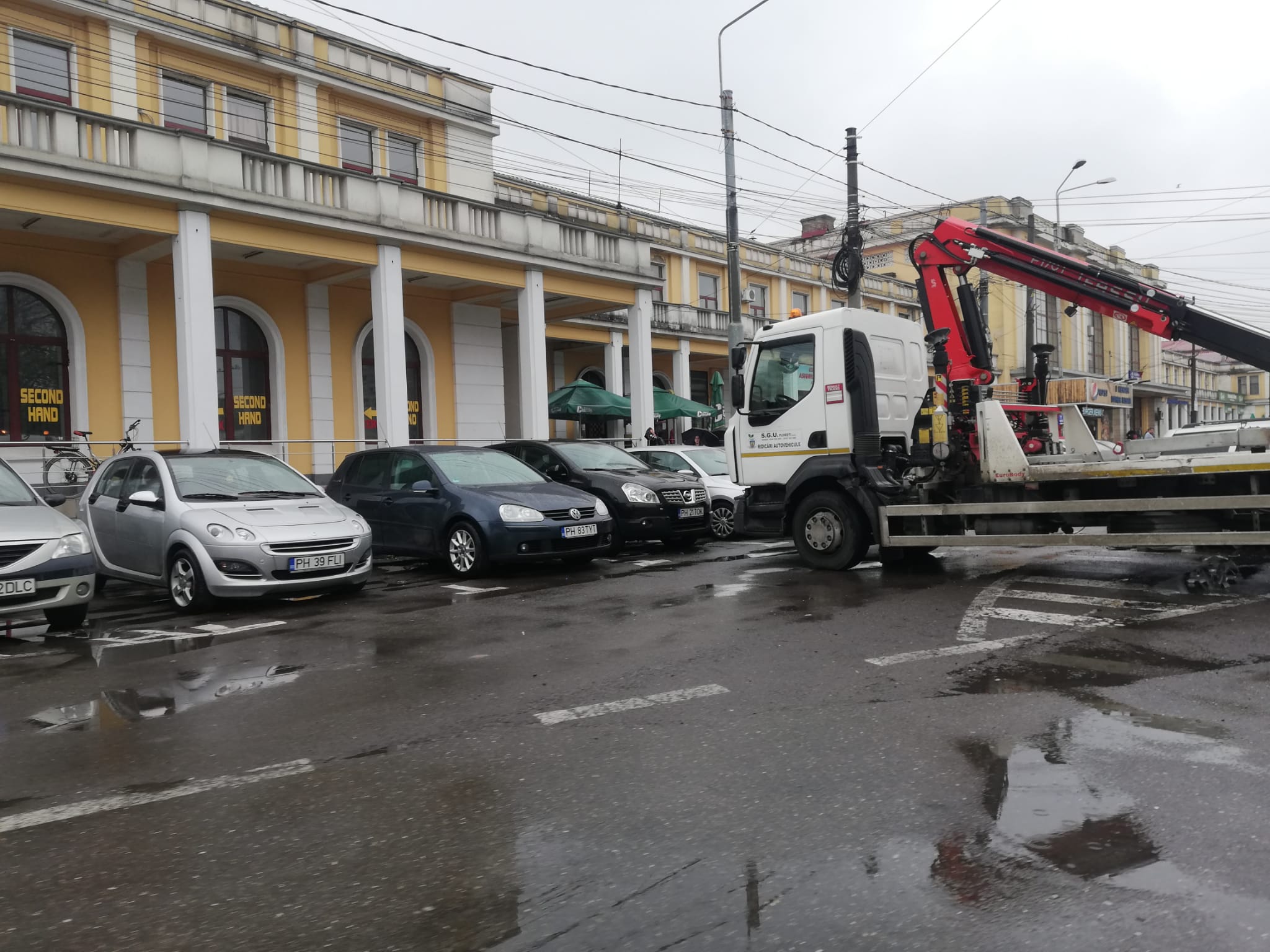 Atenție șoferi! Sunt ridicate mașinile parcate ilegal în fața Gării de ...