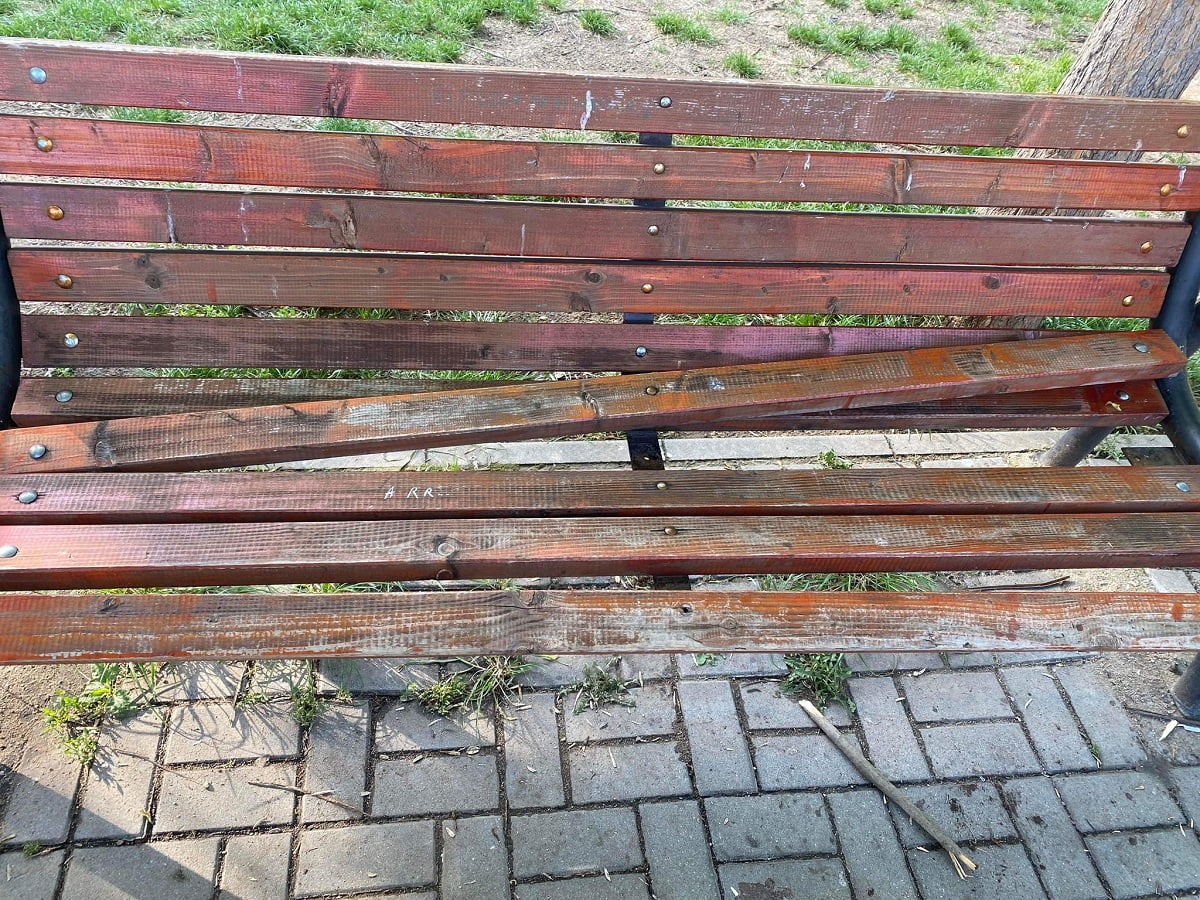 Un parc din zona de vest a Ploieștiului, lăsat în paragină, un real ...