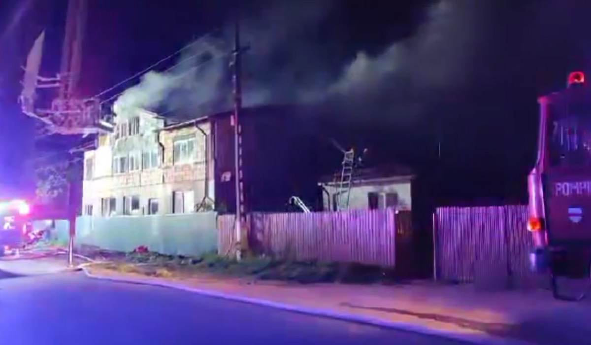 Imagini de la incendiul de azi-noapte din Râfov. O casă a ars ...