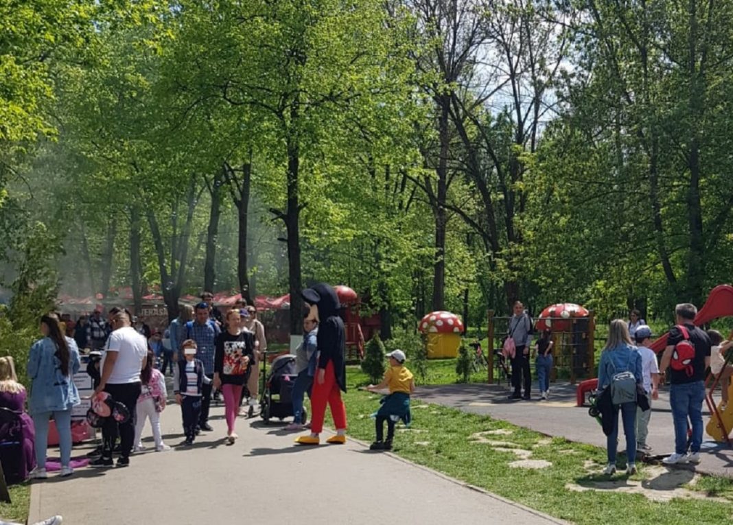 Aglomerație, de 1 Mai, la Parcul Bucov. Aproximativ 2.000 de prahoveni ...