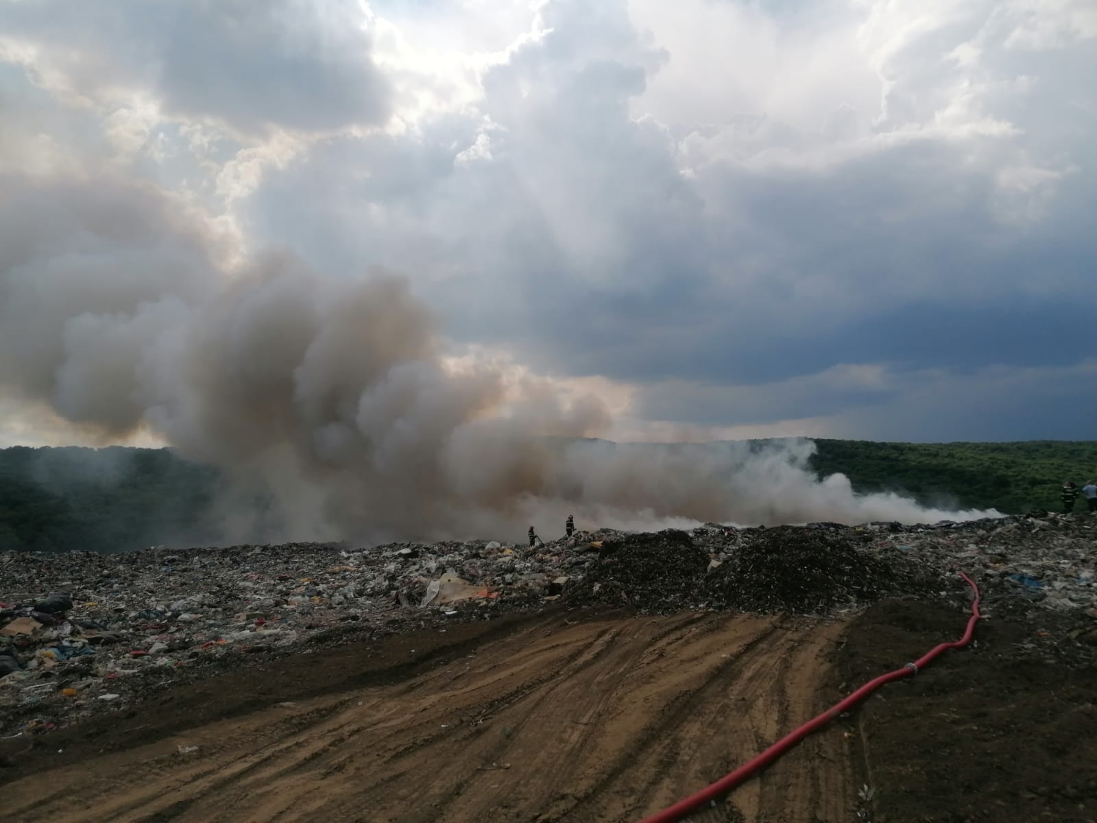 Imagini cu incendiul de la groapa de gunoi de la Boldești - Scăeni ...