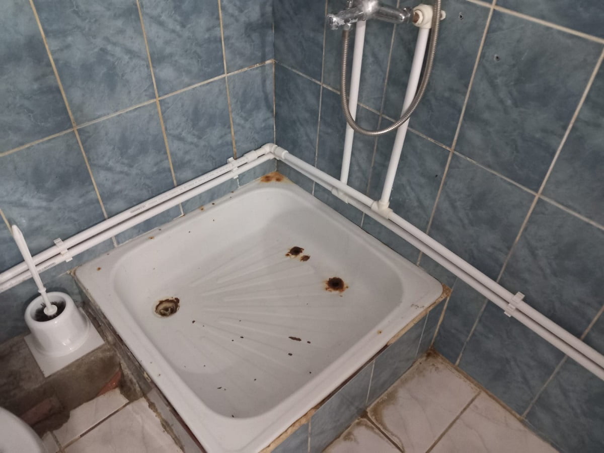 Alimente alterate și saltele neigienizate, cu pete, urât mirositoare ...