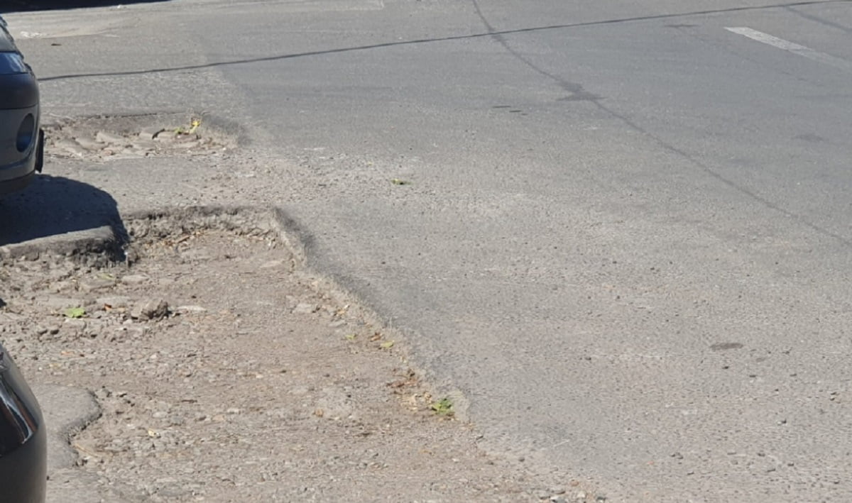 Ploieștiul plin de gropi. Cum arată o stradă din zona centrală unde ...