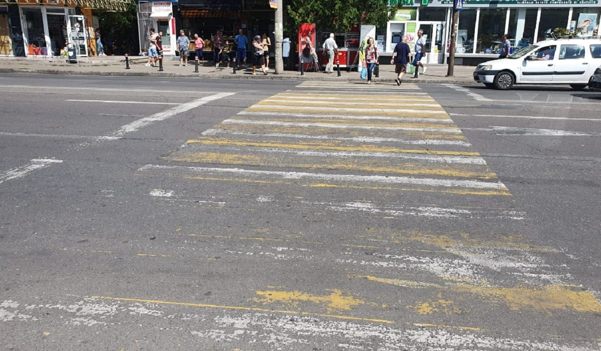 Trecerile de pietoni din zona centrală din Ploiești, în stare ...