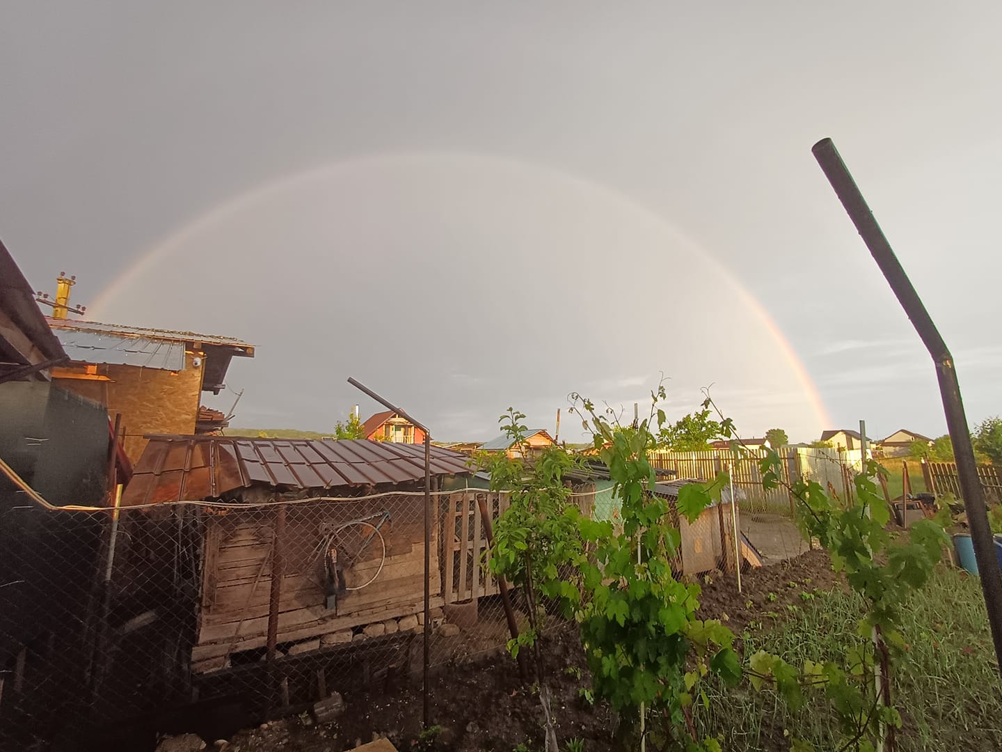 Curcubeu dublu vizibil, ieri, după ploaia torențială, în mai multe zone ...