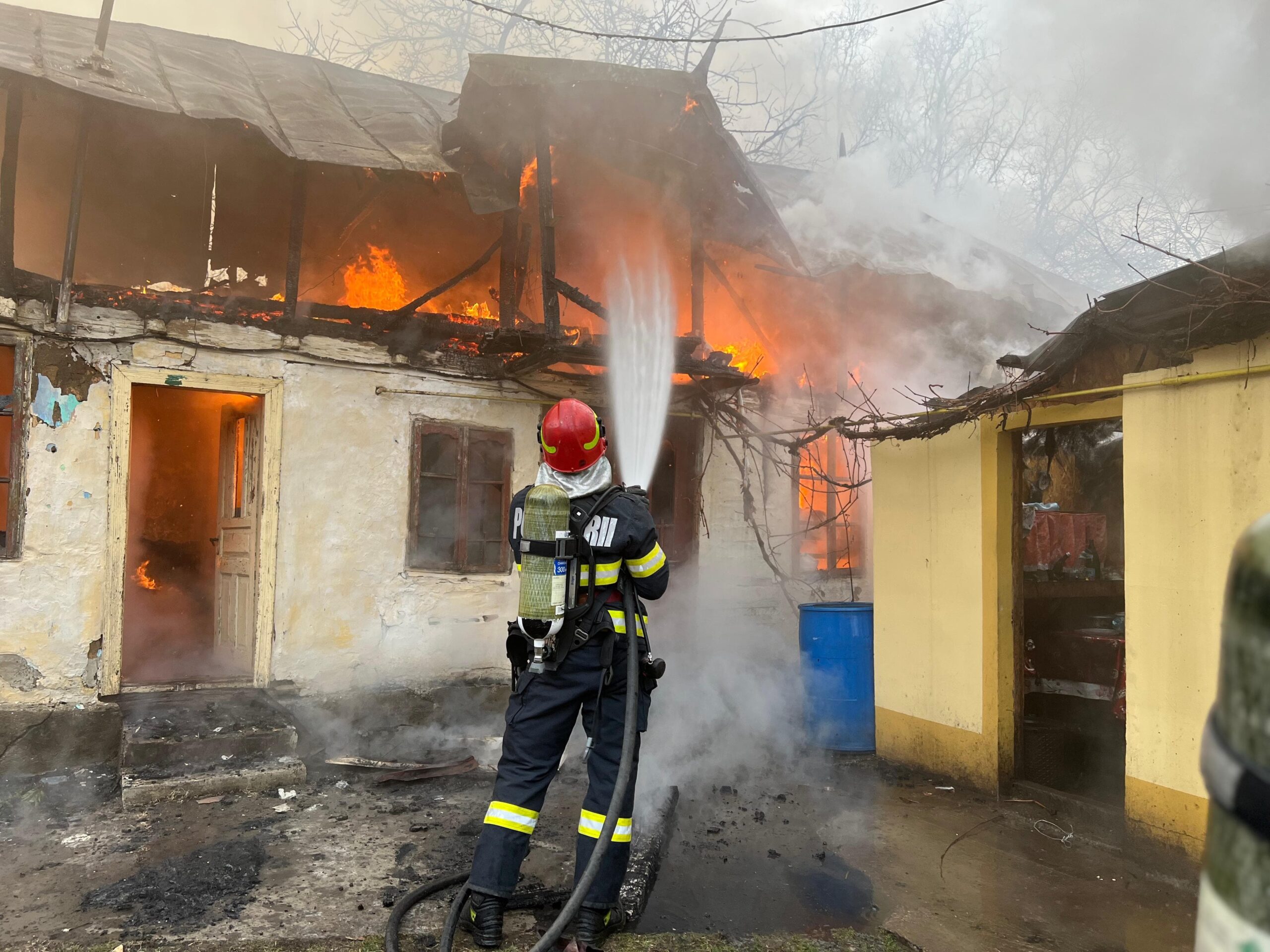 Incendiu la o casă din Băicoi! Imagini cu intervenția pompierilor ...