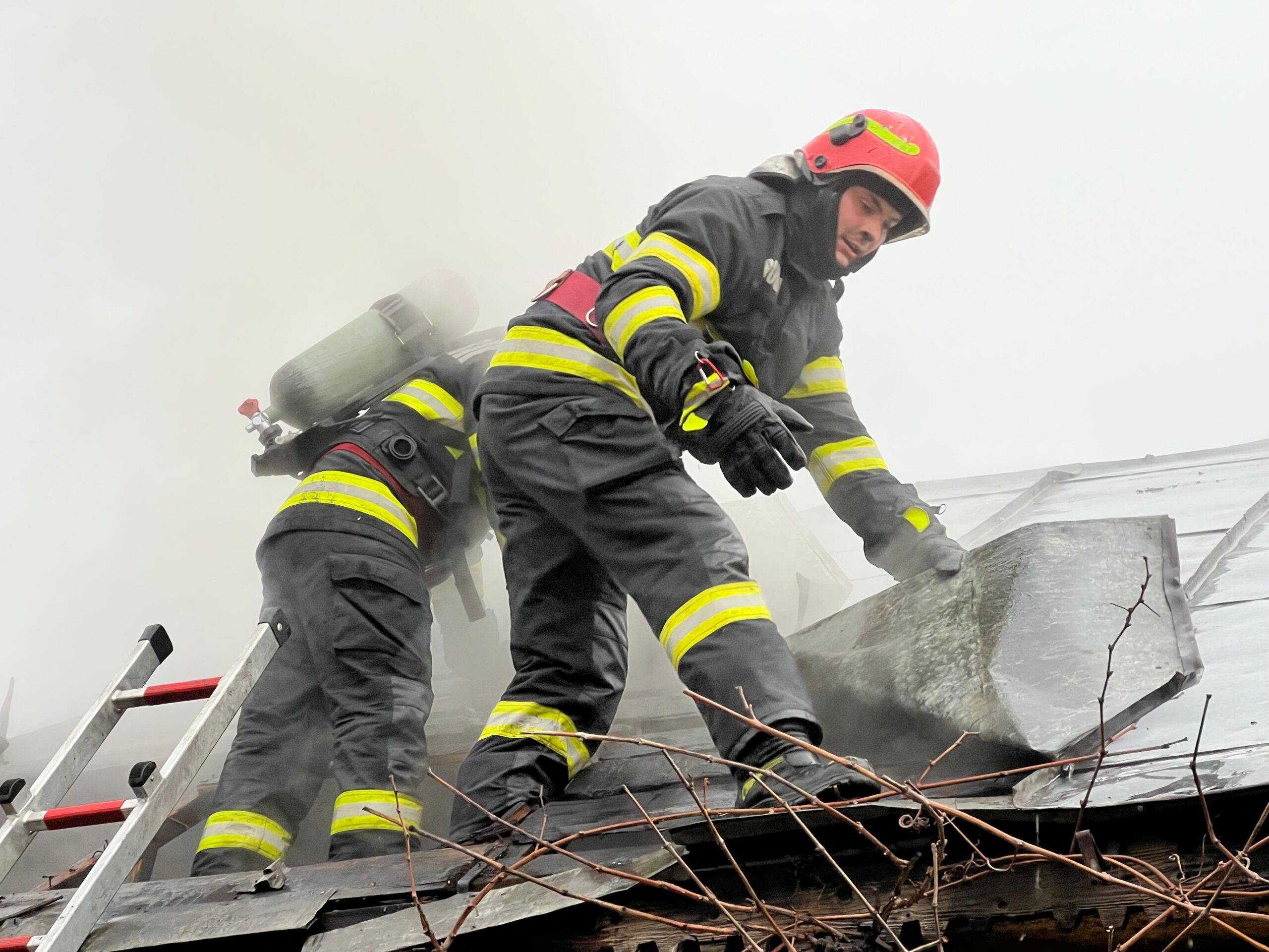 Incendiu la o casă din Băicoi! Imagini cu intervenția pompierilor ...