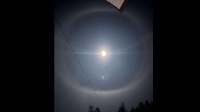 Fenomen rar pe cerul Prahovei. Imagini spectaculoase cu haloul lunar ...