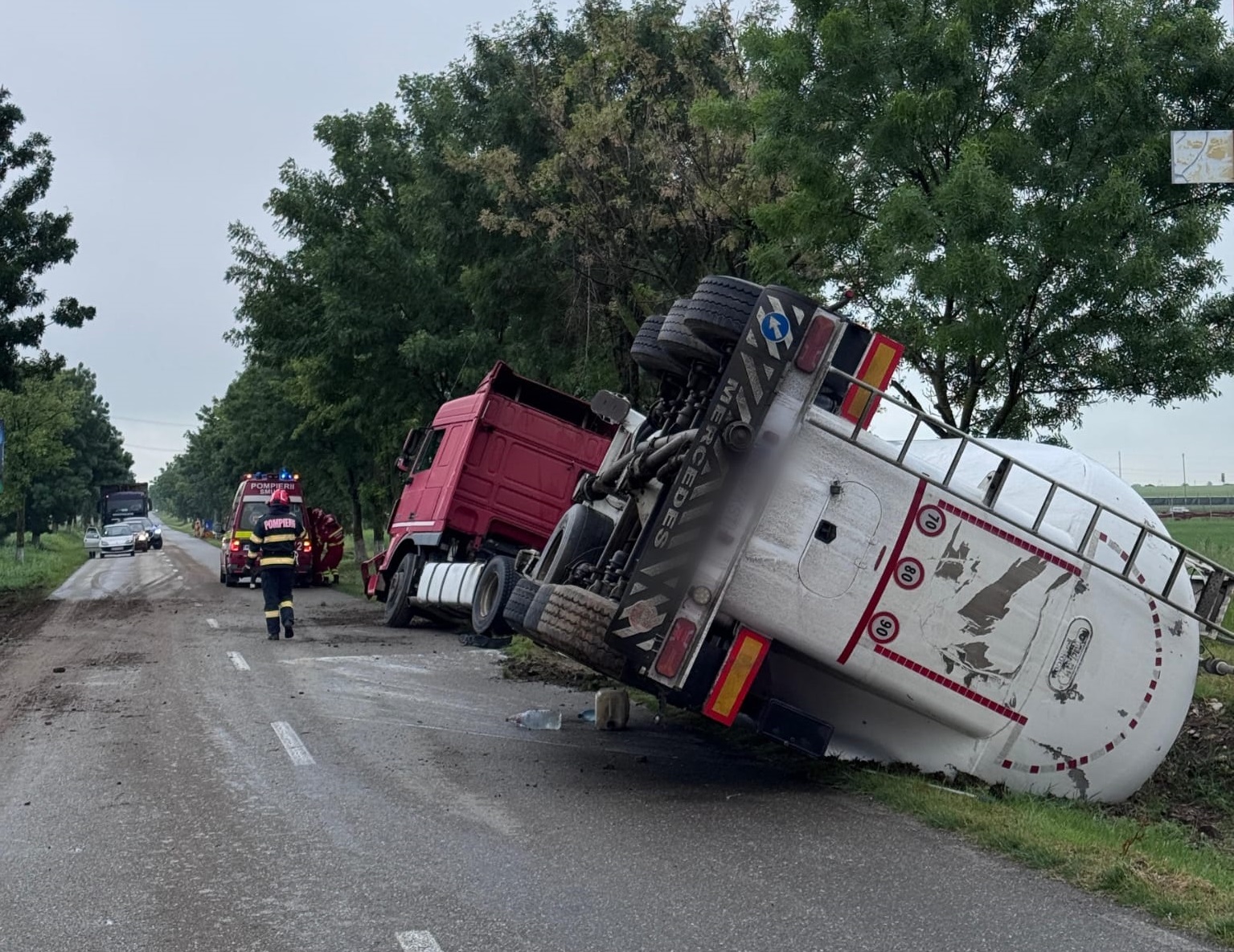 Autocisternă cu ciment, răsturnată pe o stradă din Băicoi ...
